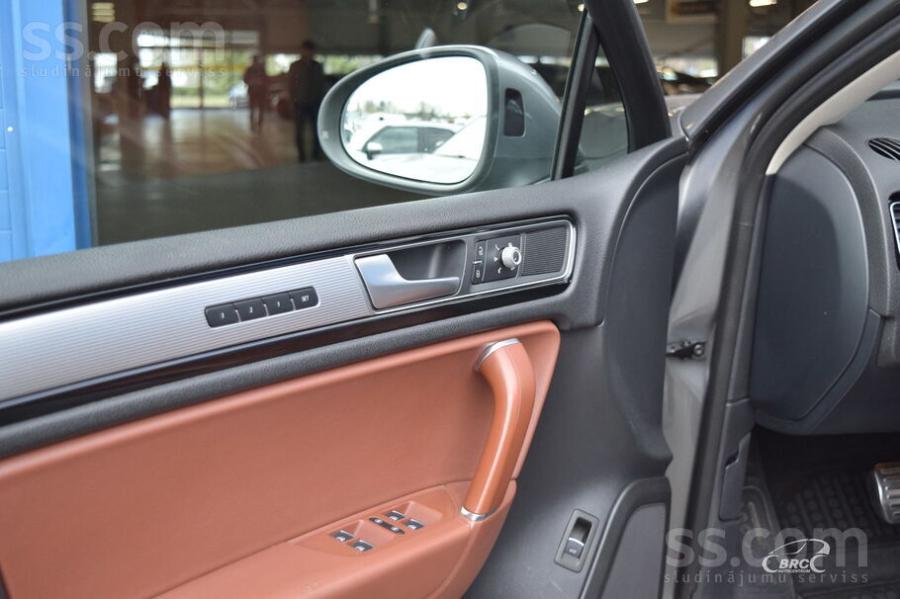 Pelēks Volkswagen Touareg 2015 Rīga, ar dzinēja tilpumu 3.00 L un nobraukumu 191 tūkst. km par 15900 €, foto 15 vietnē AUTOMOTO.COM.LV