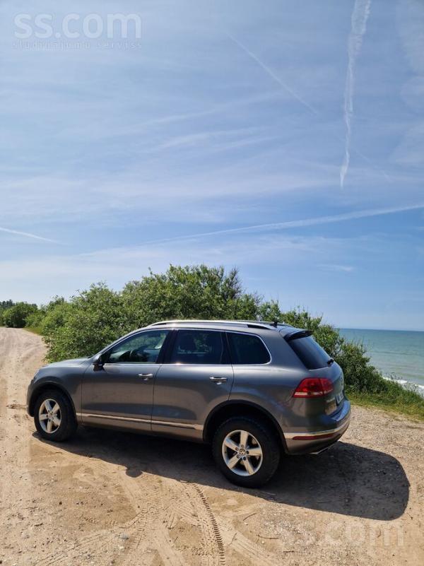 Grey Volkswagen Touareg 2016 in Kuldiga, with an engine capacity of 3.00 L and mileage of 290 thousand km for 13200 €, photo 3 on AUTOMOTO.COM.LV