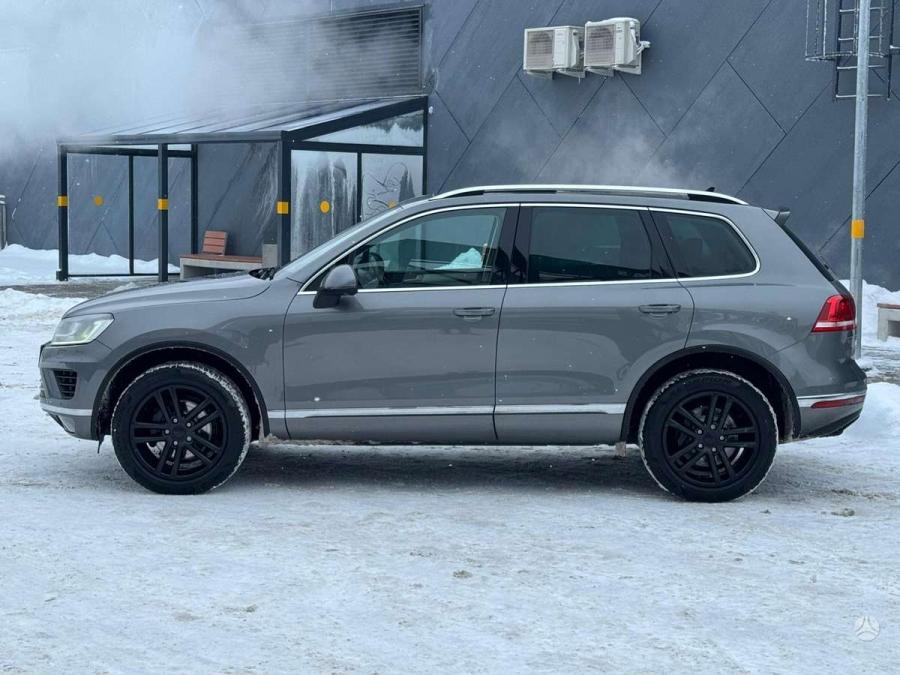 Pelēks Volkswagen Touareg 2016 Jonava, ar dzinēja tilpumu 2.97 L un nobraukumu 280 tūkst. km par 14999 €, foto 4 vietnē AUTOMOTO.COM.LV