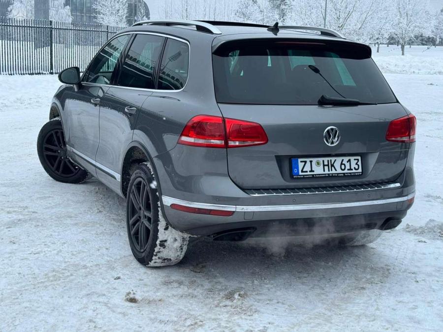 Pelēks Volkswagen Touareg 2016 Jonava, ar dzinēja tilpumu 2.97 L un nobraukumu 280 tūkst. km par 14999 €, foto 6 vietnē AUTOMOTO.COM.LV