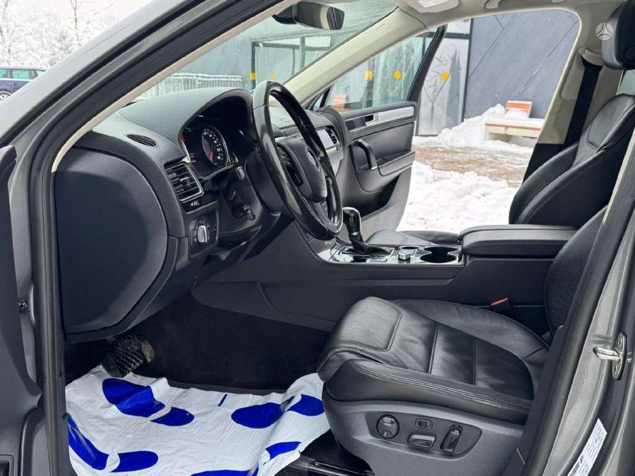 Pelēks Volkswagen Touareg 2016 Jonava, ar dzinēja tilpumu 2.97 L un nobraukumu 280 tūkst. km par 14999 €, foto 18 vietnē AUTOMOTO.COM.LV