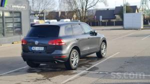 Grey Volkswagen Touareg 2016 in Riga, with an engine capacity of 3.00 L and mileage of 223 thousand km for 15500 €, photo 2 on AUTOMOTO.COM.LV