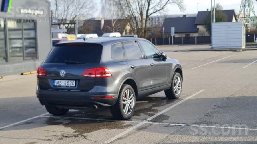 Grey Volkswagen Touareg 2016 in Riga, with an engine capacity of 3.00 L and mileage of 223 thousand km for 15500 €, photo 2 on AUTOMOTO.COM.LV
