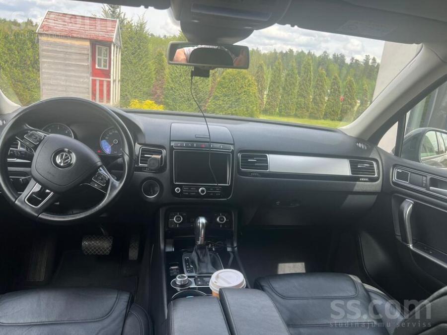 Grey Volkswagen Touareg 2016 in Riga, with an engine capacity of 3.00 L and mileage of 223 thousand km for 15500 €, photo 3 on AUTOMOTO.COM.LV