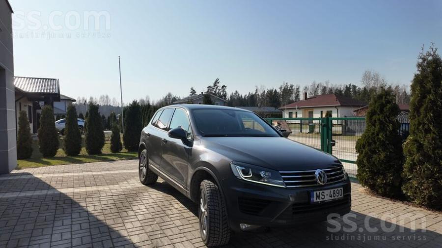 Grey Volkswagen Touareg 2016 in Riga, with an engine capacity of 3.00 L and mileage of 223 thousand km for 15500 €, photo 10 on AUTOMOTO.COM.LV