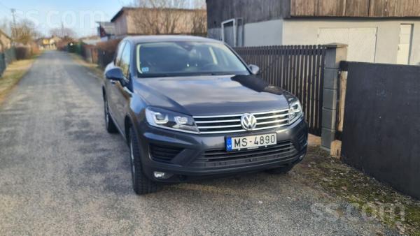 Grey Volkswagen Touareg 2016 in Riga, with an engine capacity of 3.00 L and mileage of 223 thousand km for 15500 €, photo 1 on AUTOMOTO.COM.LV