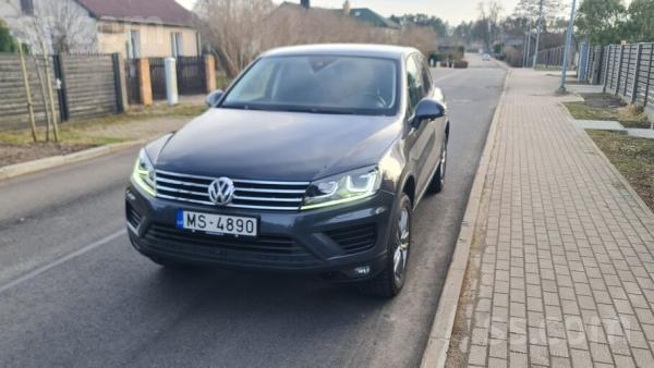 Grey Volkswagen Touareg 2016 in Riga, with an engine capacity of 3.00 L and mileage of 223 thousand km for 15500 €, photo 3 on AUTOMOTO.COM.LV