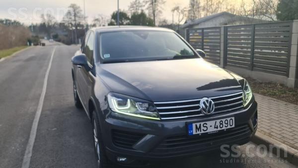 Grey Volkswagen Touareg 2016 in Riga, with an engine capacity of 3.00 L and mileage of 223 thousand km for 15500 €, photo 4 on AUTOMOTO.COM.LV