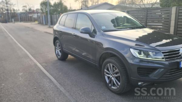 Grey Volkswagen Touareg 2016 in Riga, with an engine capacity of 3.00 L and mileage of 223 thousand km for 15500 €, photo 5 on AUTOMOTO.COM.LV