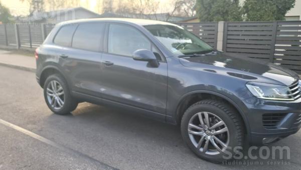 Grey Volkswagen Touareg 2016 in Riga, with an engine capacity of 3.00 L and mileage of 223 thousand km for 15500 €, photo 7 on AUTOMOTO.COM.LV