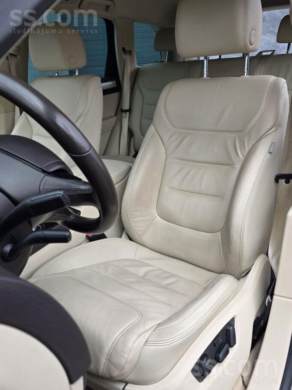 Grey Volkswagen Touareg 2016 in Riga, with an engine capacity of 3.00 L and mileage of 280 thousand km for 14000 €, photo 5 on AUTOMOTO.COM.LV