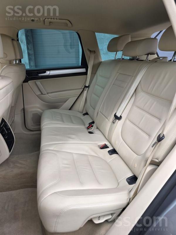 Grey Volkswagen Touareg 2016 in Riga, with an engine capacity of 3.00 L and mileage of 280 thousand km for 14000 €, photo 6 on AUTOMOTO.COM.LV