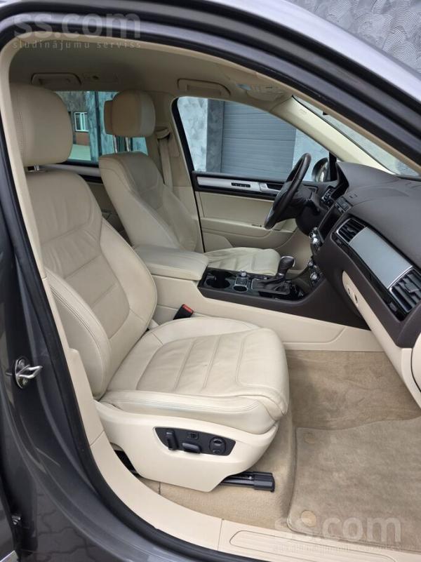 Grey Volkswagen Touareg 2016 in Riga, with an engine capacity of 3.00 L and mileage of 280 thousand km for 14000 €, photo 8 on AUTOMOTO.COM.LV