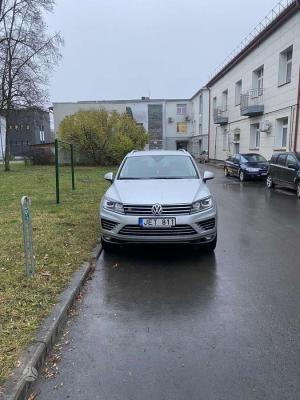 Grey Volkswagen Touareg 2016 in Klaipeda, with an engine capacity of 2.97 L and mileage of 133 thousand km for 21900 €, photo 3 on AUTOMOTO.COM.LV