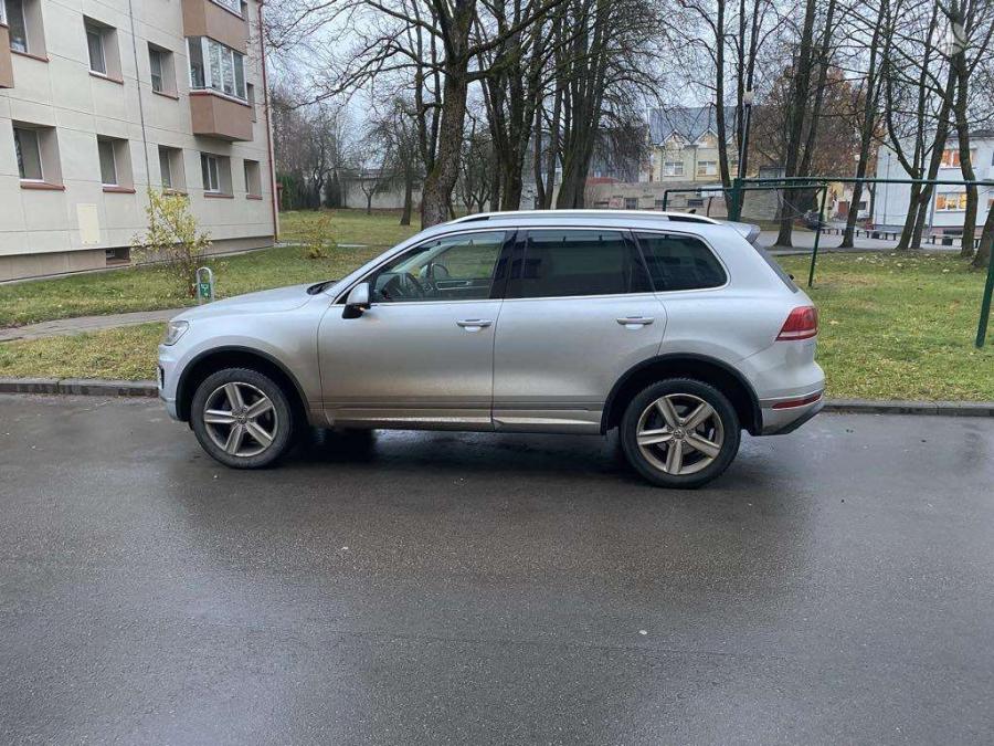 Grey Volkswagen Touareg 2016 in Klaipeda, with an engine capacity of 2.97 L and mileage of 133 thousand km for 21900 €, photo 4 on AUTOMOTO.COM.LV
