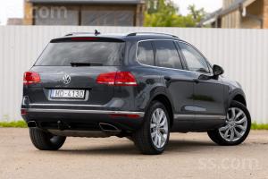 Grey Volkswagen Touareg 2016 in Jelgava, with an engine capacity of 3.00 L and mileage of 215 thousand km for 14200 €, photo 3 on AUTOMOTO.COM.LV