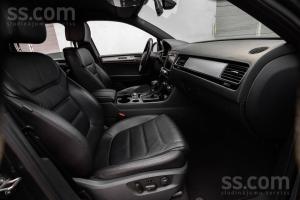 Grey Volkswagen Touareg 2016 in Jelgava, with an engine capacity of 3.00 L and mileage of 215 thousand km for 14200 €, photo 8 on AUTOMOTO.COM.LV