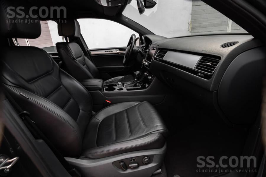 Grey Volkswagen Touareg 2016 in Jelgava, with an engine capacity of 3.00 L and mileage of 215 thousand km for 14200 €, photo 8 on AUTOMOTO.COM.LV
