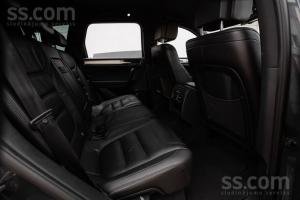 Grey Volkswagen Touareg 2016 in Jelgava, with an engine capacity of 3.00 L and mileage of 215 thousand km for 14200 €, photo 9 on AUTOMOTO.COM.LV