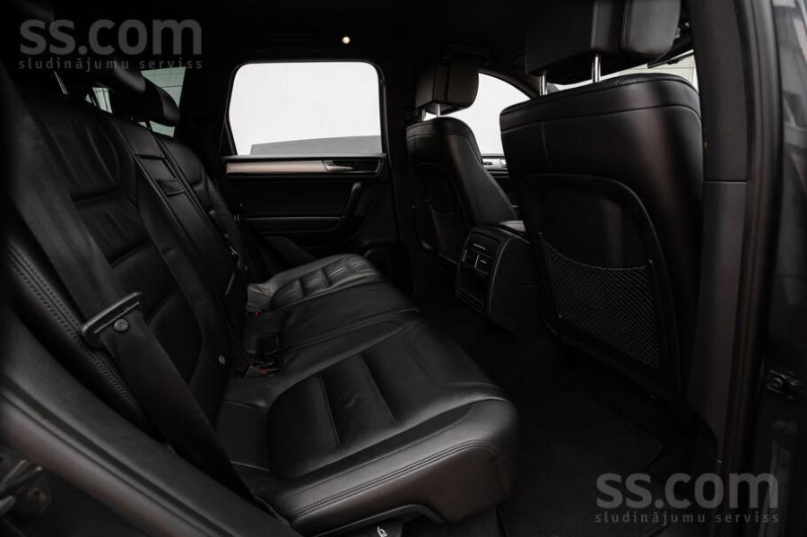 Grey Volkswagen Touareg 2016 in Jelgava, with an engine capacity of 3.00 L and mileage of 215 thousand km for 14200 €, photo 9 on AUTOMOTO.COM.LV