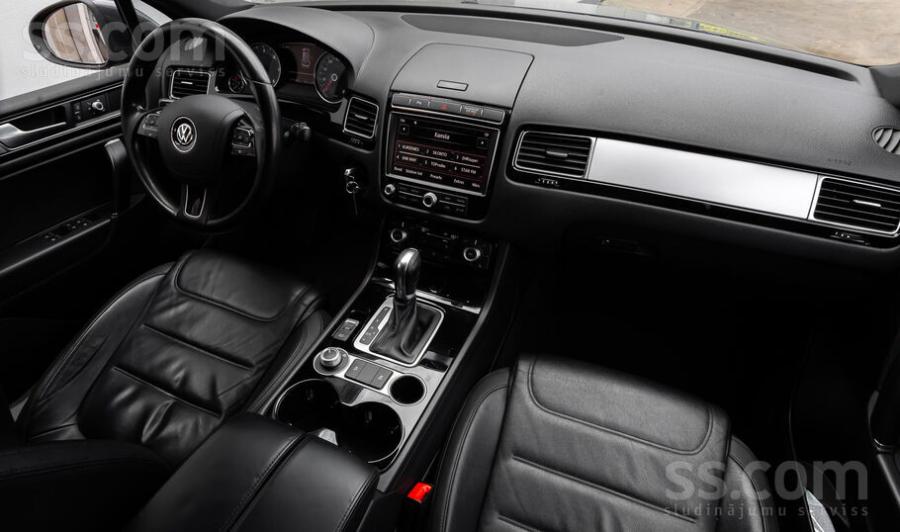 Grey Volkswagen Touareg 2016 in Jelgava, with an engine capacity of 3.00 L and mileage of 215 thousand km for 14200 €, photo 10 on AUTOMOTO.COM.LV