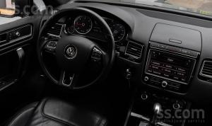 Grey Volkswagen Touareg 2016 in Jelgava, with an engine capacity of 3.00 L and mileage of 215 thousand km for 14200 €, photo 12 on AUTOMOTO.COM.LV