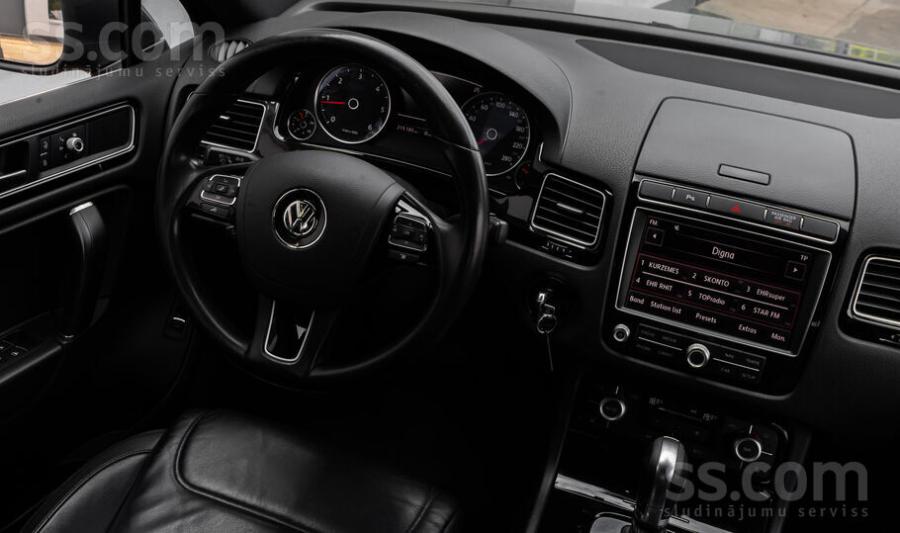 Grey Volkswagen Touareg 2016 in Jelgava, with an engine capacity of 3.00 L and mileage of 215 thousand km for 14200 €, photo 12 on AUTOMOTO.COM.LV