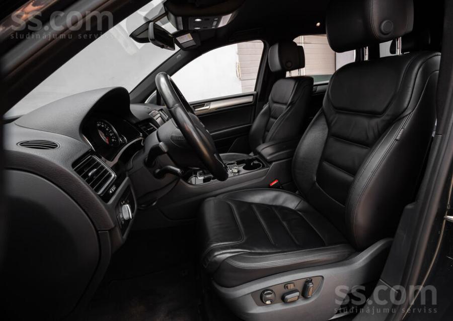 Grey Volkswagen Touareg 2016 in Jelgava, with an engine capacity of 3.00 L and mileage of 215 thousand km for 14200 €, photo 15 on AUTOMOTO.COM.LV