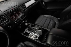 Grey Volkswagen Touareg 2016 in Jelgava, with an engine capacity of 3.00 L and mileage of 215 thousand km for 14200 €, photo 18 on AUTOMOTO.COM.LV