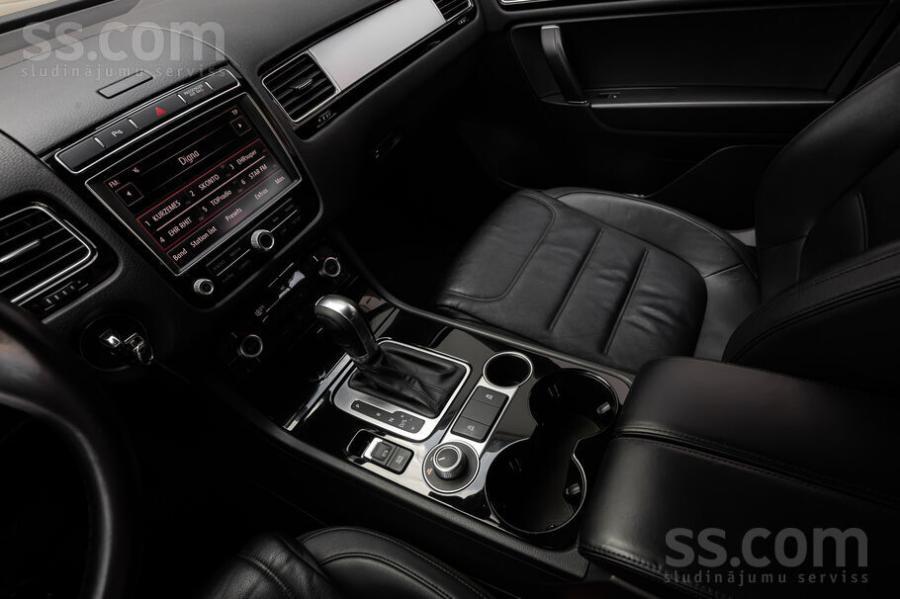 Grey Volkswagen Touareg 2016 in Jelgava, with an engine capacity of 3.00 L and mileage of 215 thousand km for 14200 €, photo 18 on AUTOMOTO.COM.LV