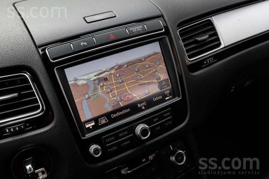Grey Volkswagen Touareg 2016 in Jelgava, with an engine capacity of 3.00 L and mileage of 215 thousand km for 14200 €, photo 22 on AUTOMOTO.COM.LV