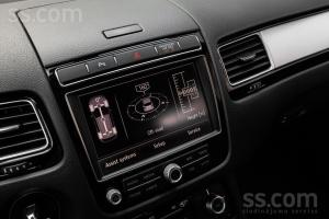 Grey Volkswagen Touareg 2016 in Jelgava, with an engine capacity of 3.00 L and mileage of 215 thousand km for 14200 €, photo 23 on AUTOMOTO.COM.LV
