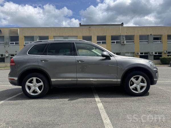 Grey Volkswagen Touareg 2016 in Riga, with an engine capacity of 3.00 L and mileage of 310 thousand km for 14500 €, photo 2 on AUTOMOTO.COM.LV