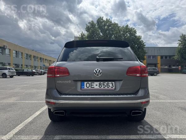 Grey Volkswagen Touareg 2016 in Riga, with an engine capacity of 3.00 L and mileage of 310 thousand km for 14500 €, photo 3 on AUTOMOTO.COM.LV