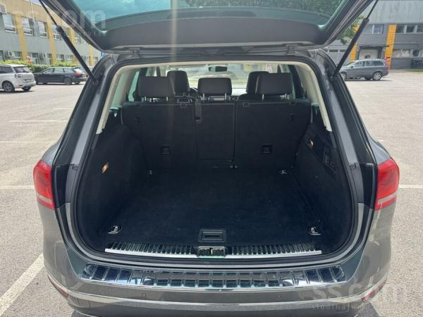 Grey Volkswagen Touareg 2016 in Riga, with an engine capacity of 3.00 L and mileage of 310 thousand km for 14500 €, photo 5 on AUTOMOTO.COM.LV