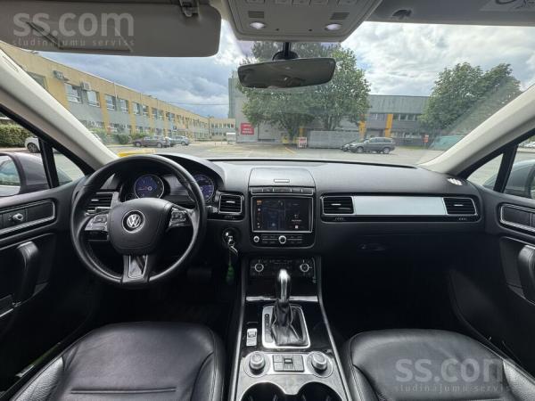 Grey Volkswagen Touareg 2016 in Riga, with an engine capacity of 3.00 L and mileage of 310 thousand km for 14500 €, photo 9 on AUTOMOTO.COM.LV