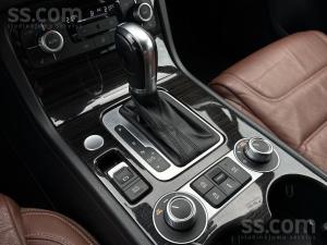 Pelēks Volkswagen Touareg 2016 Liepāja, ar dzinēja tilpumu 3.00 L un nobraukumu 181 tūkst. km par 18500 €, foto 26 vietnē AUTOMOTO.COM.LV