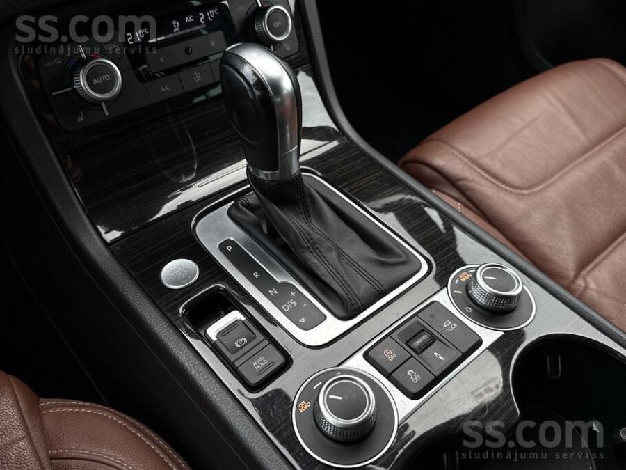 Pelēks Volkswagen Touareg 2016 Liepāja, ar dzinēja tilpumu 3.00 L un nobraukumu 181 tūkst. km par 18500 €, foto 26 vietnē AUTOMOTO.COM.LV