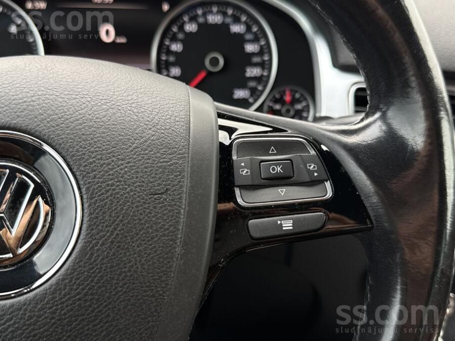 Pelēks Volkswagen Touareg 2016 Liepāja, ar dzinēja tilpumu 3.00 L un nobraukumu 181 tūkst. km par 18500 €, foto 28 vietnē AUTOMOTO.COM.LV