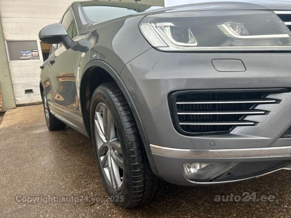 Grey Volkswagen Touareg 2017 in Tallinn, with an engine capacity of 3.00 L and mileage of 305 thousand km for 15500 €, photo 11 on AUTOMOTO.COM.LV