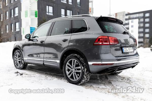 Pelēks Volkswagen Touareg 2017 Tallina, ar dzinēja tilpumu 3.00 L un nobraukumu 258 tūkst. km par 14990 €, foto 4 vietnē AUTOMOTO.COM.LV