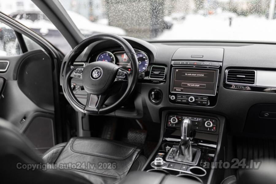 Pelēks Volkswagen Touareg 2017 Tallina, ar dzinēja tilpumu 3.00 L un nobraukumu 258 tūkst. km par 14990 €, foto 7 vietnē AUTOMOTO.COM.LV