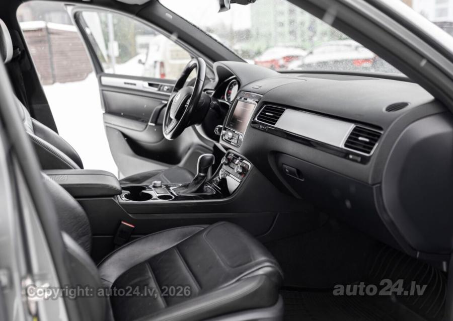 Pelēks Volkswagen Touareg 2017 Tallina, ar dzinēja tilpumu 3.00 L un nobraukumu 258 tūkst. km par 14990 €, foto 8 vietnē AUTOMOTO.COM.LV