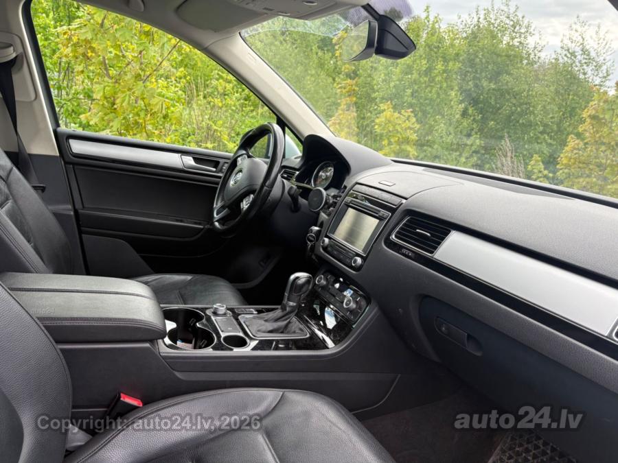 Pelēks Volkswagen Touareg 2017 Tallina, ar dzinēja tilpumu 3.00 L un nobraukumu 295 tūkst. km par 16000 €, foto 6 vietnē AUTOMOTO.COM.LV