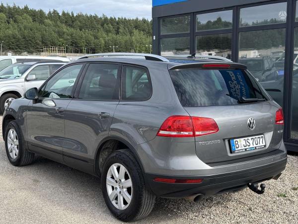 Grey Volkswagen Touareg 2017 in Vilnius, with an engine capacity of 3.00 L and mileage of 288 thousand km for 14950 €, photo 3 on AUTOMOTO.COM.LV