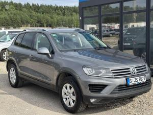 Grey Volkswagen Touareg 2017 in Vilnius, with an engine capacity of 3.00 L and mileage of 288 thousand km for 14750 €, photo 3 on AUTOMOTO.COM.LV