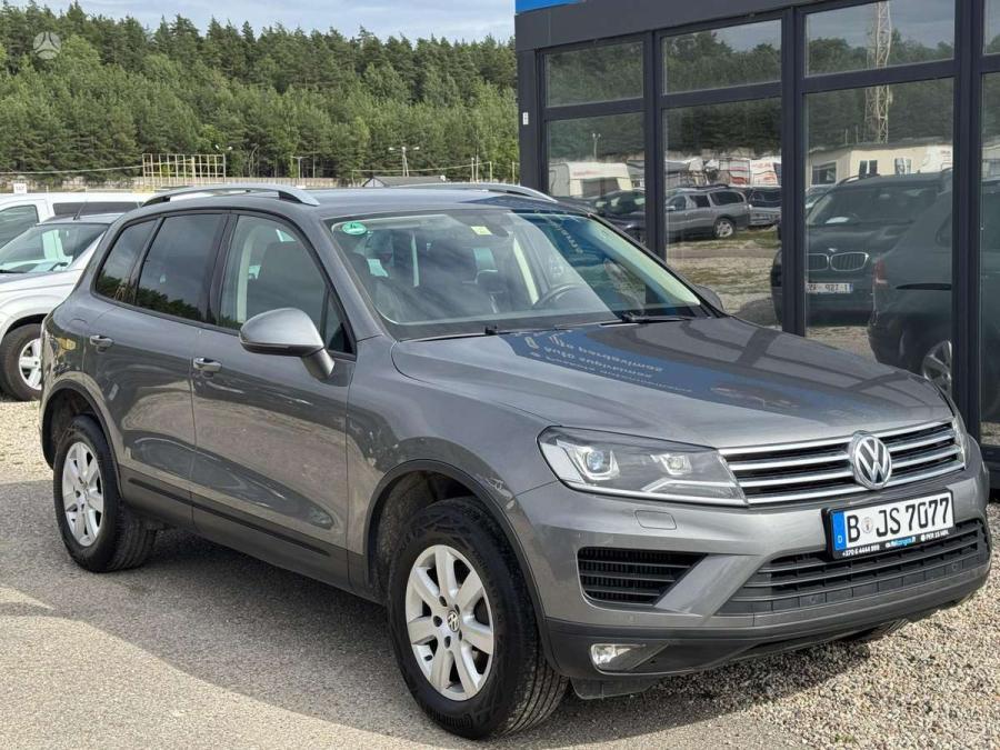 Grey Volkswagen Touareg 2017 in Vilnius, with an engine capacity of 3.00 L and mileage of 288 thousand km for 14750 €, photo 3 on AUTOMOTO.COM.LV