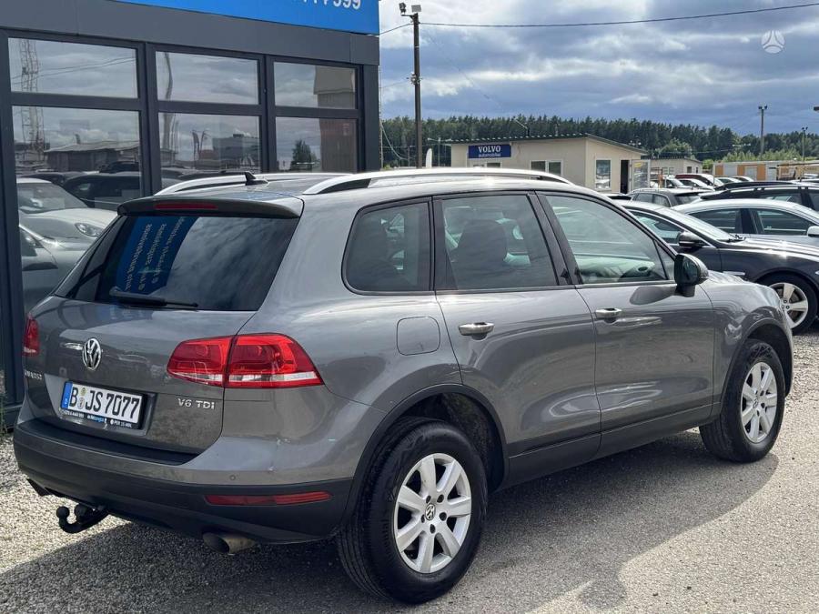 Grey Volkswagen Touareg 2017 in Vilnius, with an engine capacity of 3.00 L and mileage of 288 thousand km for 14750 €, photo 5 on AUTOMOTO.COM.LV