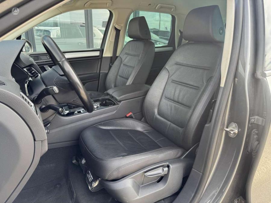 Grey Volkswagen Touareg 2017 in Vilnius, with an engine capacity of 3.00 L and mileage of 288 thousand km for 14750 €, photo 6 on AUTOMOTO.COM.LV