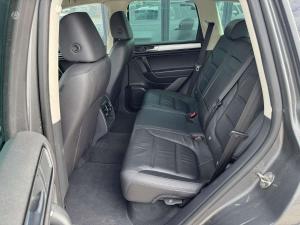 Grey Volkswagen Touareg 2017 in Vilnius, with an engine capacity of 3.00 L and mileage of 288 thousand km for 14750 €, photo 7 on AUTOMOTO.COM.LV